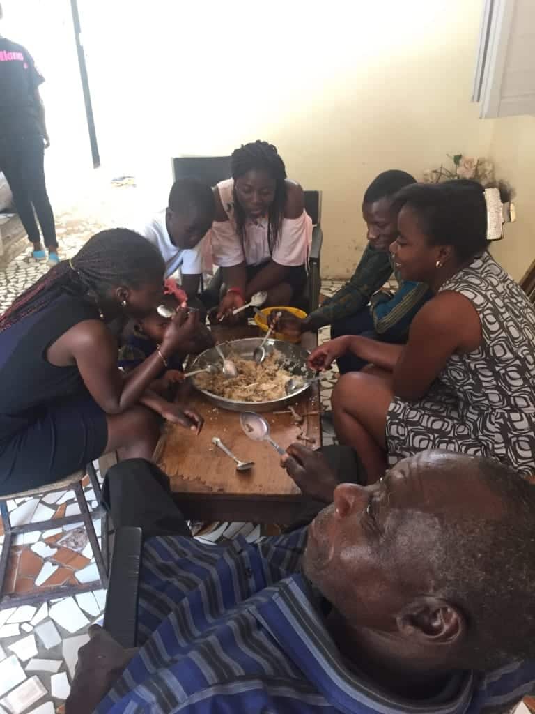 Senegalese family eating lunch together - learninglife